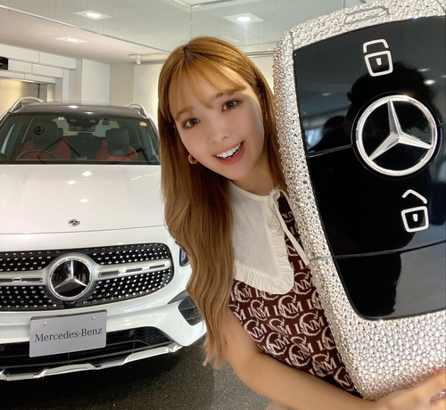 藤田ニコルの初マイカー“700万円のベンツ”納車